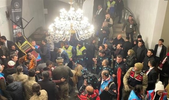 Sarıkamış şehitlerini anma etkinliğinde salonun tavanı çöktü: 10 yaralı ... Sarıkamış şehitlerini anma etkinliğinde salonun tavanı çöktü: 10 yaralı ...